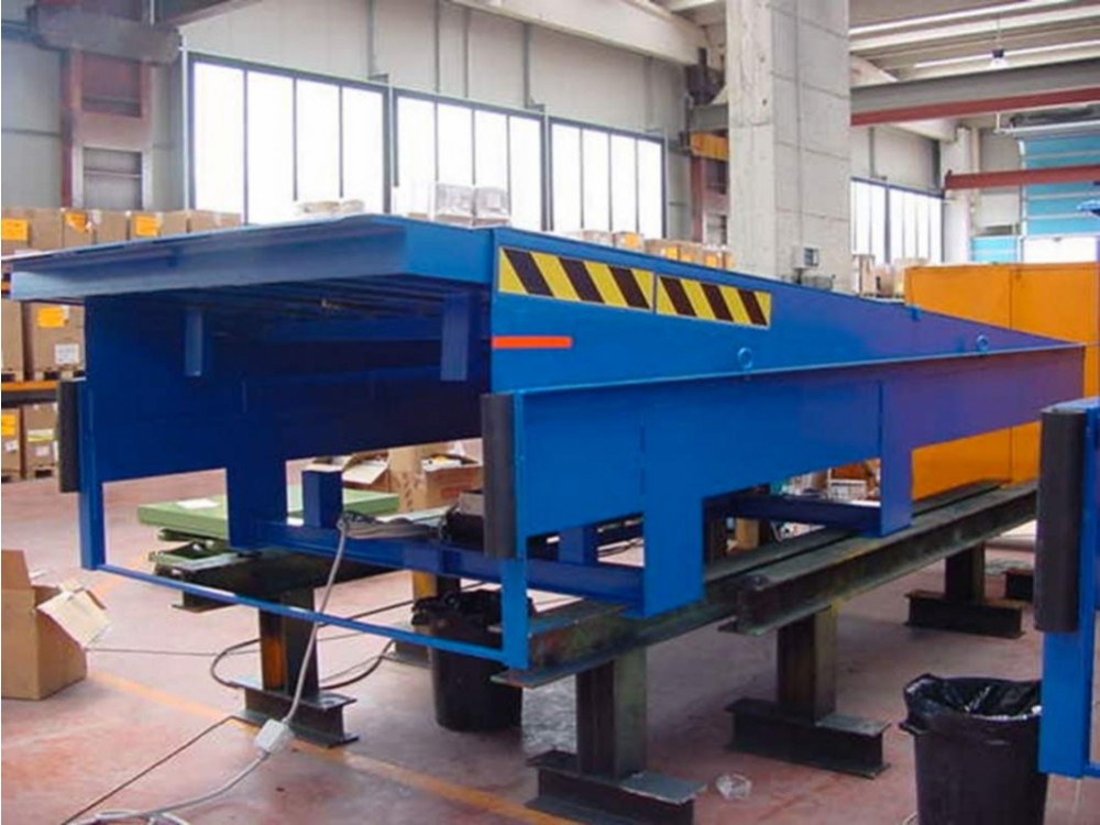 Hydraulic loading ramp with telescopic lip - RITE-HITE